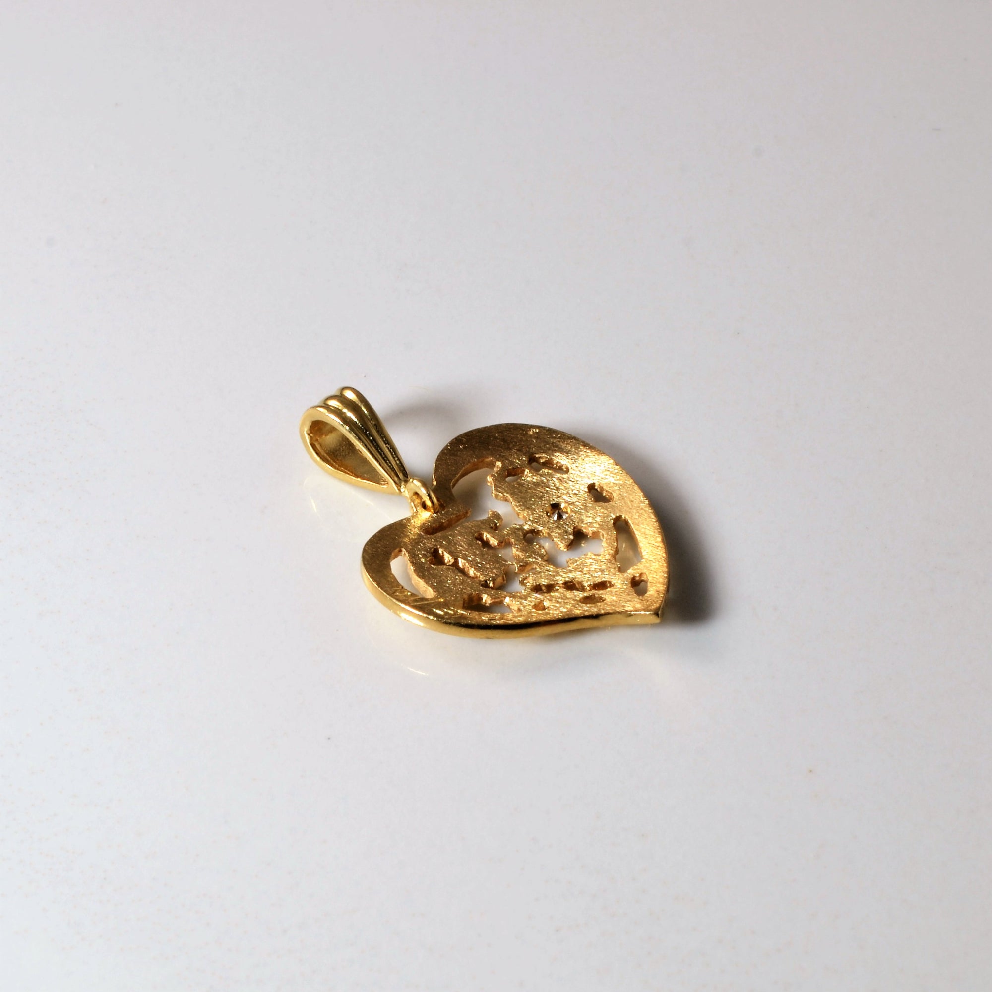 World Map Diamond Heart Pendant | 0.01ct | – 100 Ways